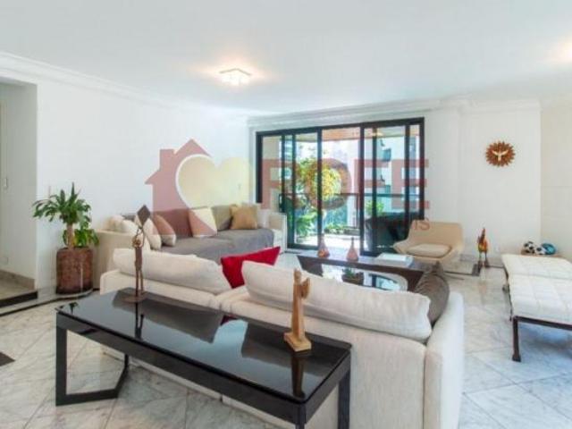 Apartamento de 300 metros com 4 vagas e deposito