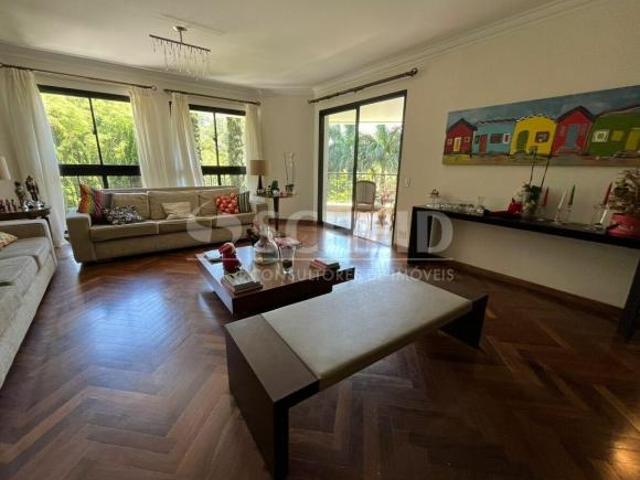 Apartamento de 310m² com 4 Suítes, Varanda e 4 Vagas em Condomínio Seguro