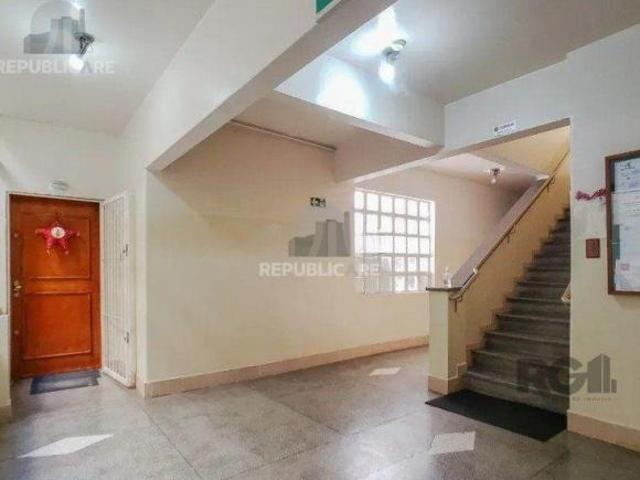 Apartamento de 3 dormitórios, banheiro social e lavabo na Cidade Baixa em Porto