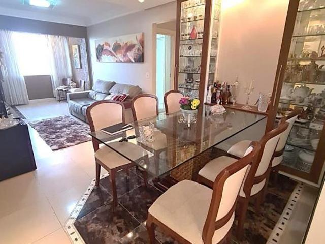 Apartamento de 3 dormitórios com terraço no Centro