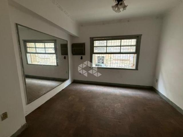 Apartamento de 3 dormitórios com pátio à venda no bairro Cidade Baixa