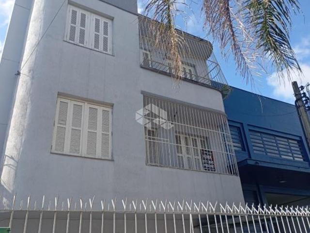 Apartamento de 3 dormitórios com sacada, junto a Av. Cristóvão Colombo em Porto Alegre