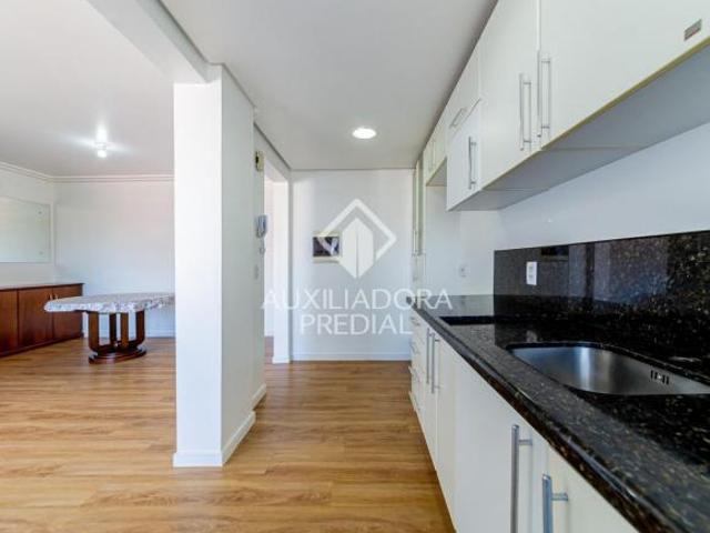 Apartamento de 3 dormitórios, com suíte e vaga de garagem para 2 carros, no bairro Praia de Belas