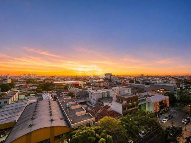 Apartamento de 3 dormitórios e 2 vagas de garagem, no bairro São João, em Porto Alegre