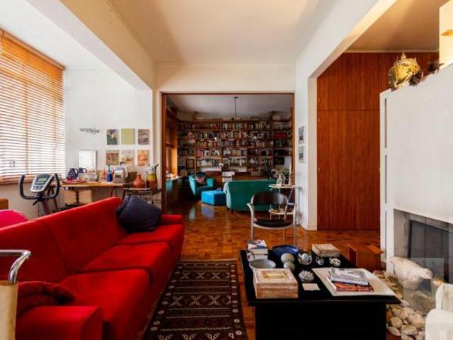 Apartamento de 3 dormitórios em prédio icônico da década de 50 em rua tranquila e arborizada