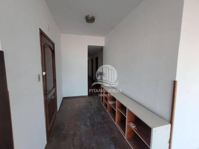 Apartamento de 3 dormitórios, frente mar em uma ótima localização na Praia das Pitangueiras. Imóvel