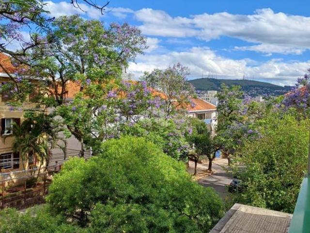 Apartamento de 3 dormitórios, possibilidade do 4º, com garagem no Bairro Petrópolis próximo a Av. Pr