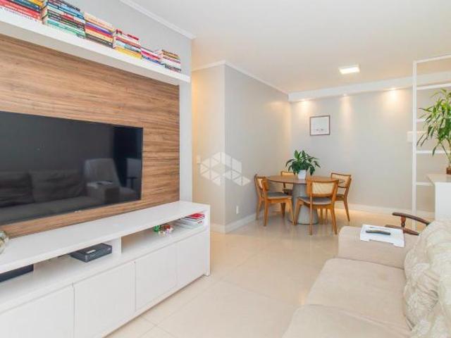 Apartamento de 3 dormitórios, sendo uma suíte, semimobiliado, decorado, com uma vaga escriturada. Ba