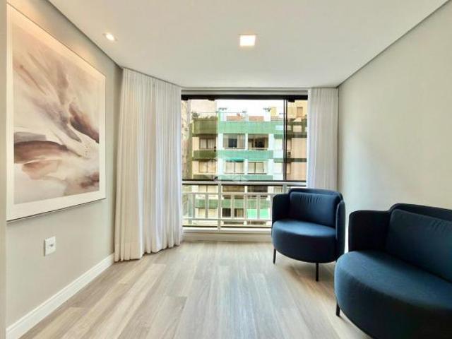 Apartamento de 3 dormitórios sendo 1 suíte mobiliado com sacada e vaga de garagem em Capão da Canoa!