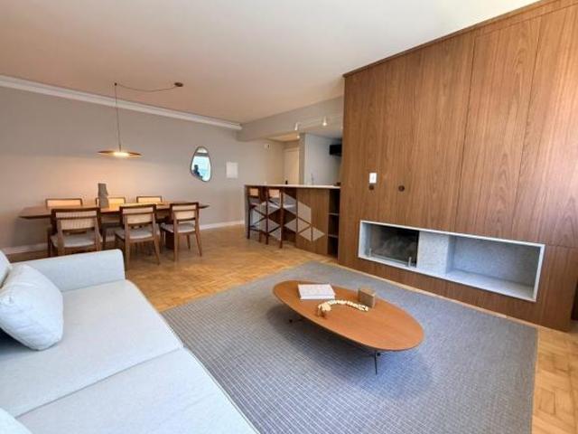 Apartamento de 3 Dormitórios totalmente reformado, Lareira e Churrasqueira e 1 vaga de garagem