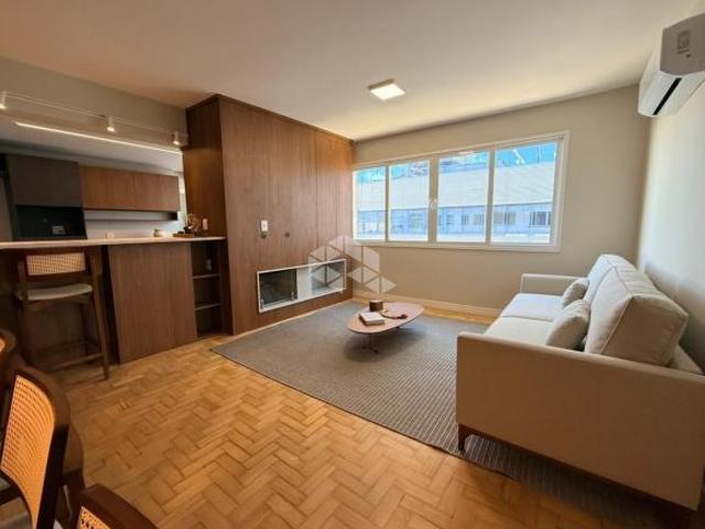 Apartamento de 3 Dormitórios totalmente reformado, Lareira e Churrasqueira e 1 vaga de garagem