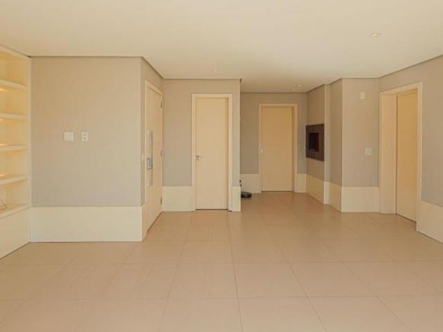 Apartamento de 3 quartos, 3 suítes, com 02 garagens individuais no Bairro Petróp