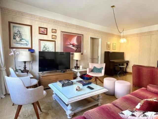 Apartamento de 3 quartos, 2 banheiros e 1 vaga de garagem no bairro Floresta POA