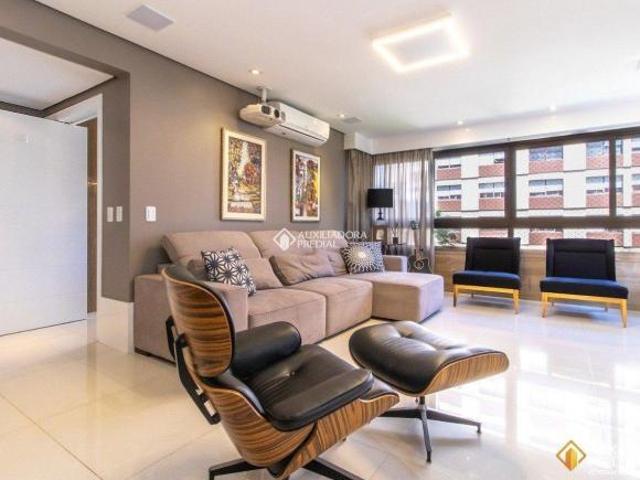 Apartamento de 3 quartos com 3 suítes e 3 vagas à venda no bairro Moinhos de Vento em Porto Alegre