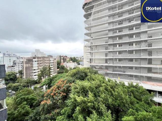 Apartamento de 3 quartos, suíte e 4 vagas de garagem no bairro Rio Branco em POA