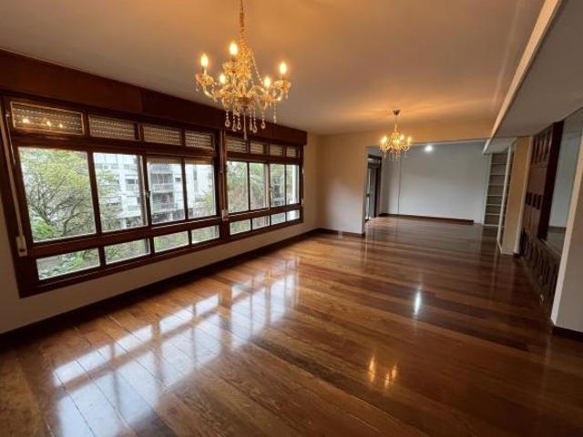 Apartamento de 3 quartos, suíte e 2 vagas de garagem no bairro Farroupilha POA