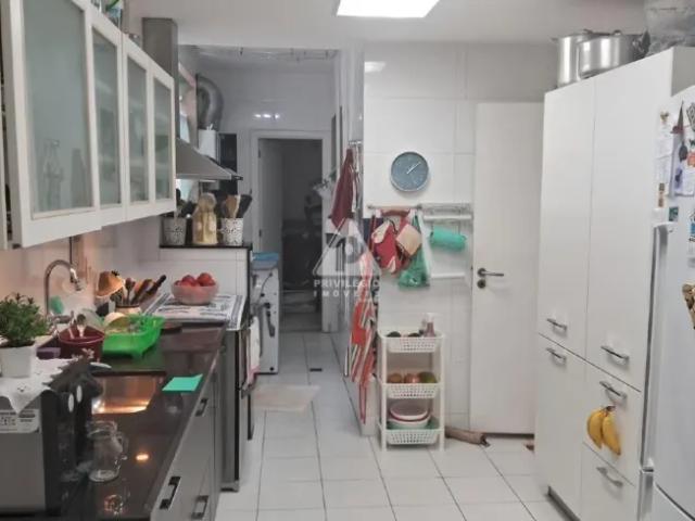 Apartamento de 3 suítes com armários planejados e 2 vagas no Recreio dos Bandeirantes. Próximo ao Am