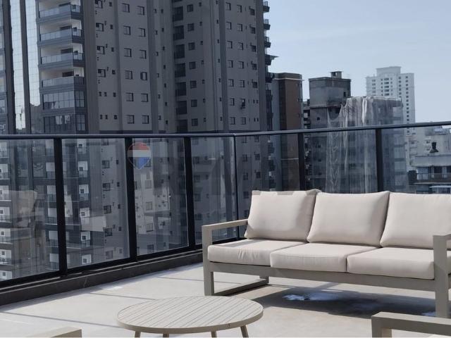 Apartamento de 3 suítes e 3 vagas para locação na Meia Praia