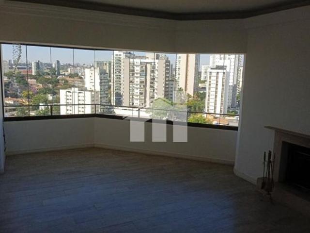 Apartamento de três dormitórios a venda ou locação no Campo Belo