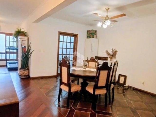 Apartamento de Três Dormitórios com 202 m²!