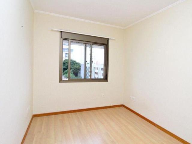 Apartamento de três dormitórios, suíte e uma vaga de garagem no bairro Santana