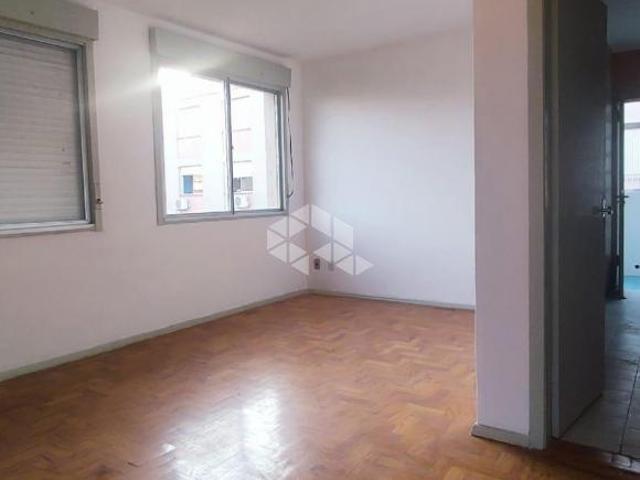 Apartamento de três dormitórios/quartos com dependência no bairro Cristal