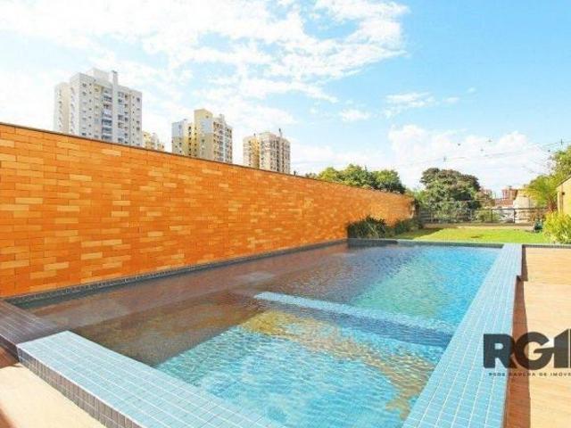 Apartamento de três quartos com suíte e duas vagas de garagem no bairro Passo da Areia, em Porto Ale
