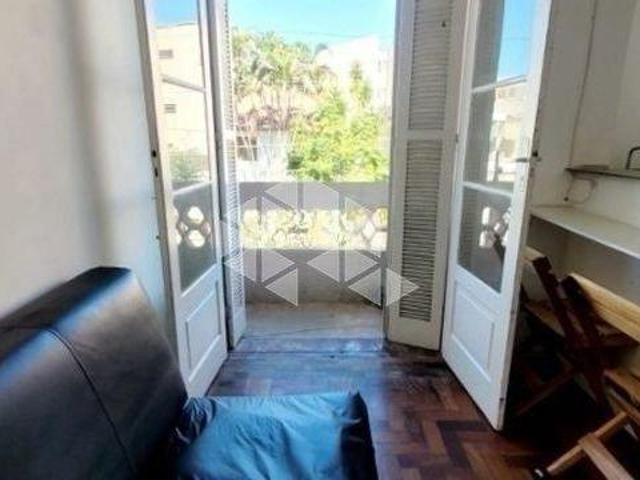Apartamento de um 01 dormitório com sacada, localizado no Bairro Santana