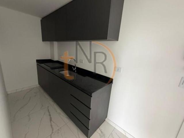 Apartamento de um dormitório com sacada com churrasqueira