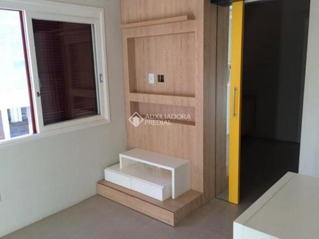 Apartamento de um dormitório e garagem no bairro Menino Deus