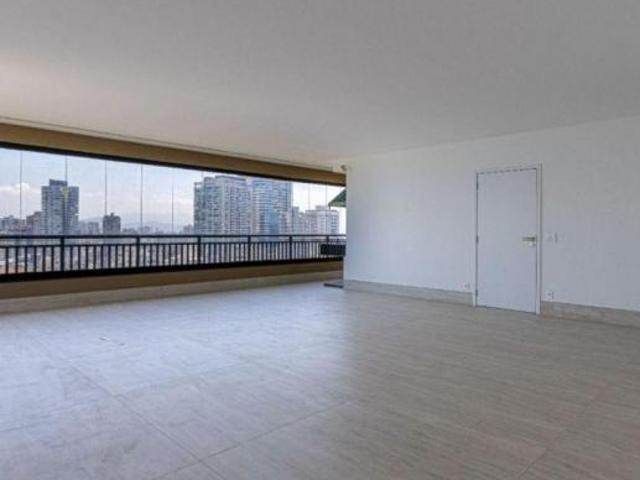 Apartamento de altíssimo padrão na quadra da praia no Canal 6