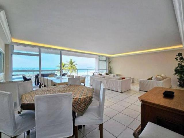 Apartamento de altíssimo padrão em frente ao mar à venda no Bairro de Pitangueiras Guarujá / SP
