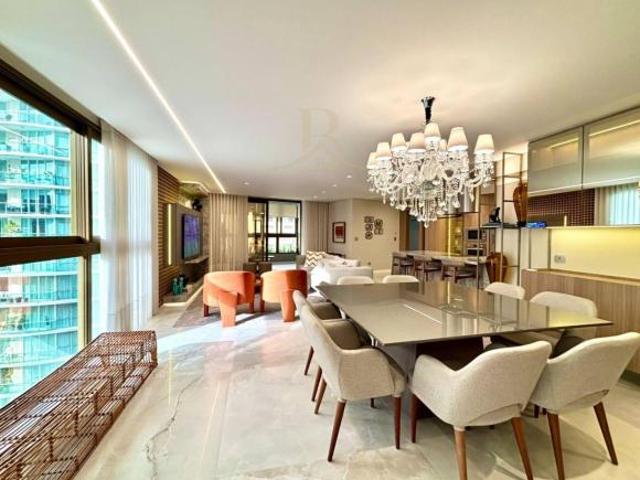 Apartamento de Alto Luxo no Edifício Carmen, 3 Suítes, Porteira Fechada ao lado do Clube Curitibano
