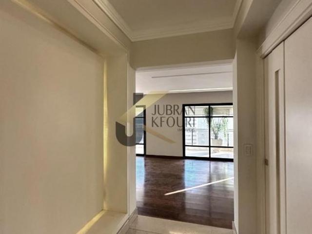 Apartamento de alto padrão à venda no Cambuí Campinas, com 4 suítes, lazer completo e 4 garagens p
