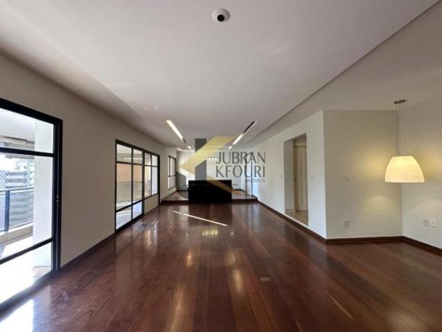 Apartamento de alto padrão à venda no Cambuí Campinas, com 4 suítes, lazer completo e 4 garagens p