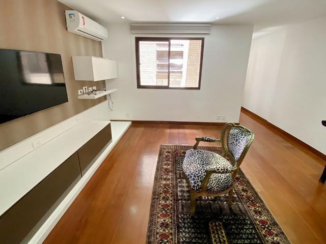 Apartamento de alto padrão com 3 quartos e varanda na quadra da praia do Leblon