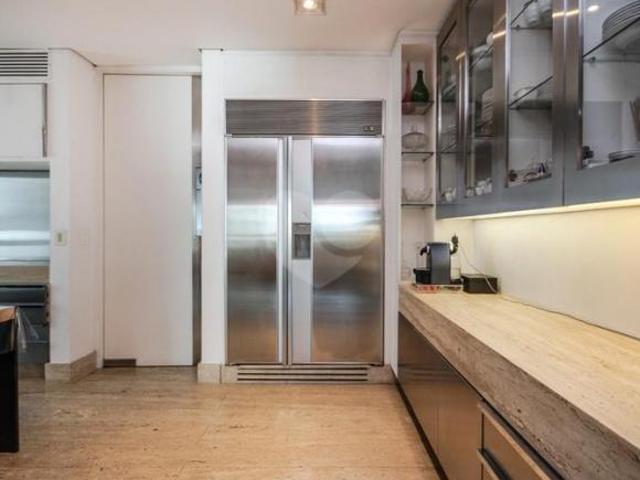 Apartamento de Alto Padrão com 4 Suítes e Ambientes Amplos no Alto de Pinheiros