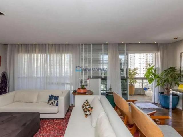 Apartamento de Alto Padrão com 5 Suítes e 4 Vagas no Campo Belo Pronto para Morar