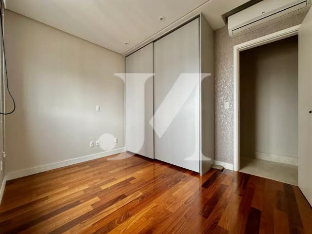 Apartamento de Alto Padrão de 165m², 3 Suítes, Closet, 4 Vagas e depósito no Condomínio Málaga