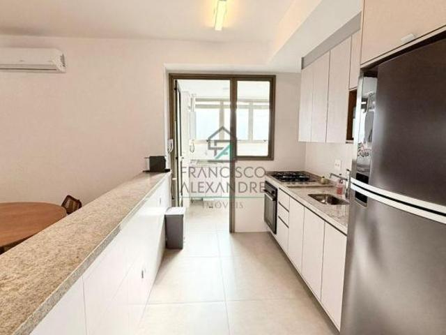 Apartamento de alto padrão de frente para praia