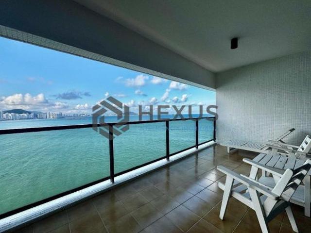 Apartamento de alto padrão frente mar com varanda e lazer na Praia das Asturias