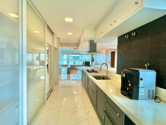 Apartamento de alto padrão na Avenida XV de Novembro Zona 01