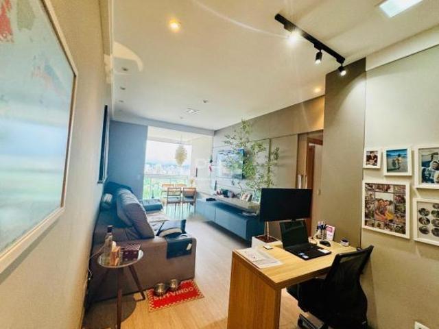 Apartamento de Alto Padrão na Ponta da Praia – Porteira Fechada e Vista para o Mar