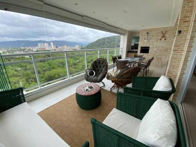 Apartamento de alto padrão na praia da Enseada, com vista para o ma