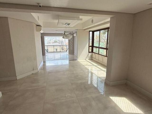 Apartamento de alto padrão no Edifício Villa Lobos, com 3 suítes, sala ampliada, 3 vagas. Estuda per