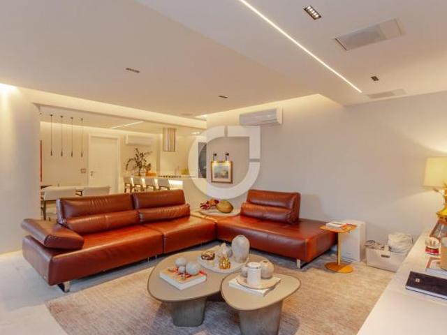 Apartamento de alto padrão reformado, com 151 m² p