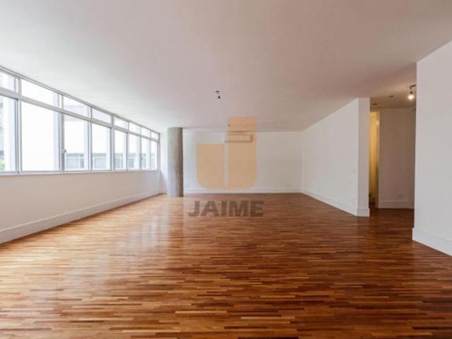 Apartamento de aproximadamente 260m2 com 3 dormitórios, sendo uma suíte. Com 2 vagas de garagem