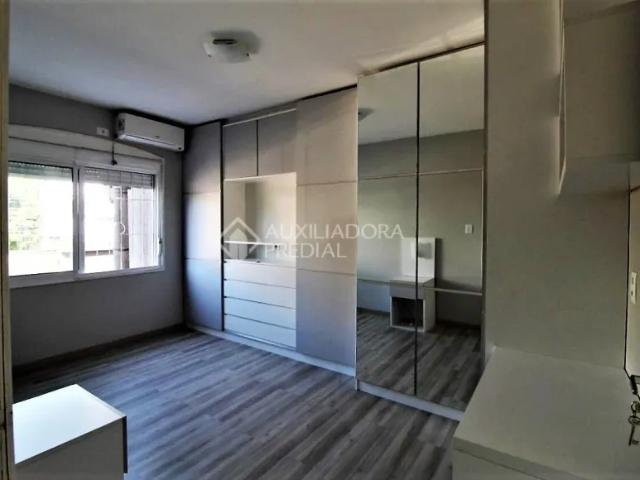 Apartamento de dois dormitórios, dois banheiros, área de serviços ampla e água quente