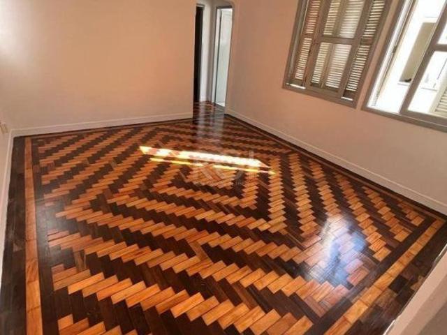 Apartamento de dois dormitórios, banheiro e sala no bairro da Azenha em Porto Alegre
