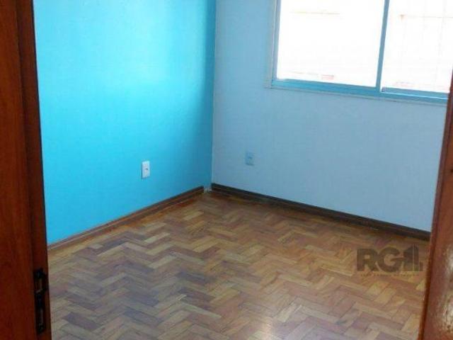 Apartamento de dois dormitórios com uma vaga de garagem no bairro Cristal em Por